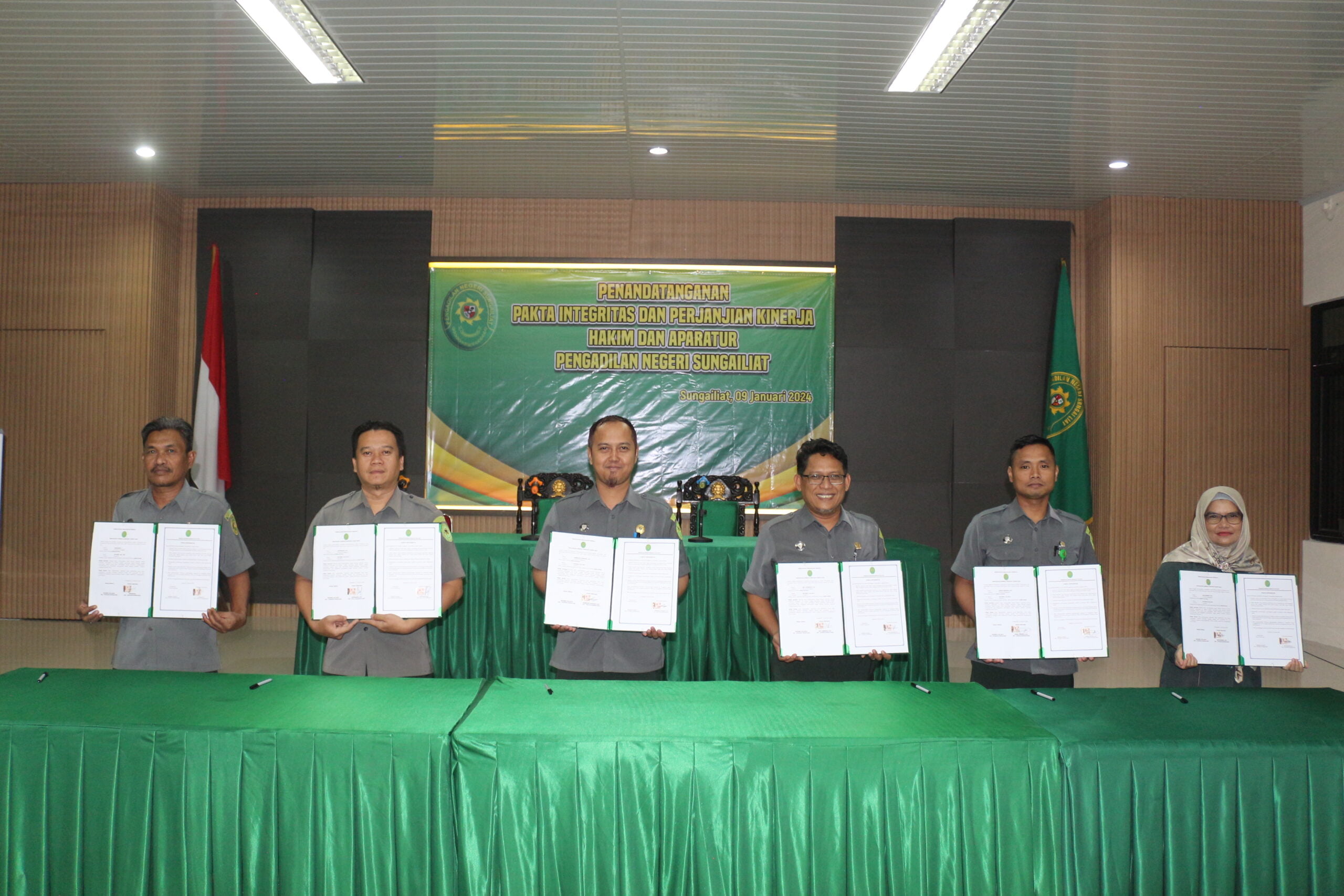 Penandatanganan Pakta Integritas dan Perjanjian Kinerja Tahun 2024 – pn-sungailiat.go.id
